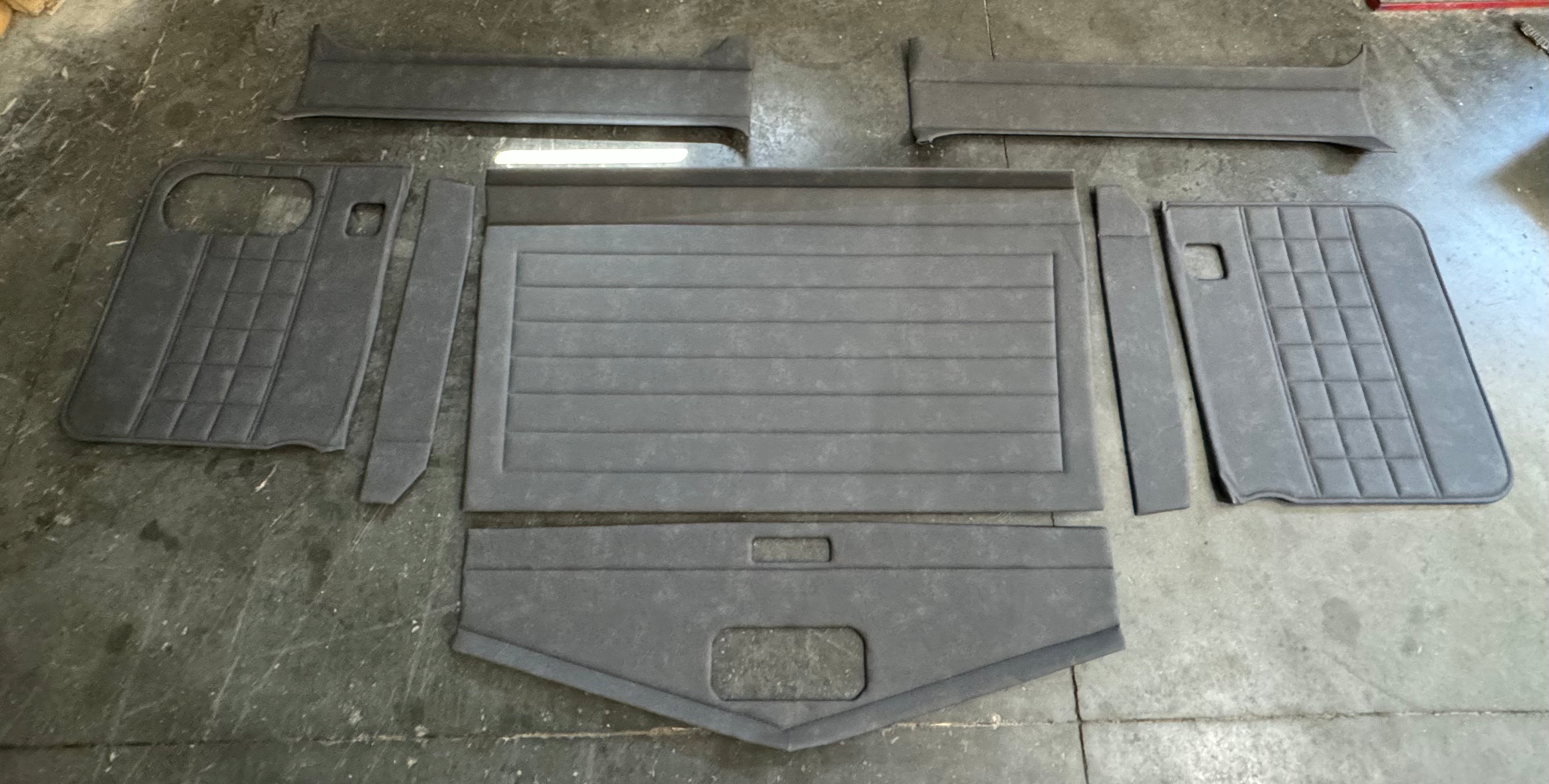 Peterbilt 379 Ultra Cab Interior Kit Black Carrara with White Stitchin